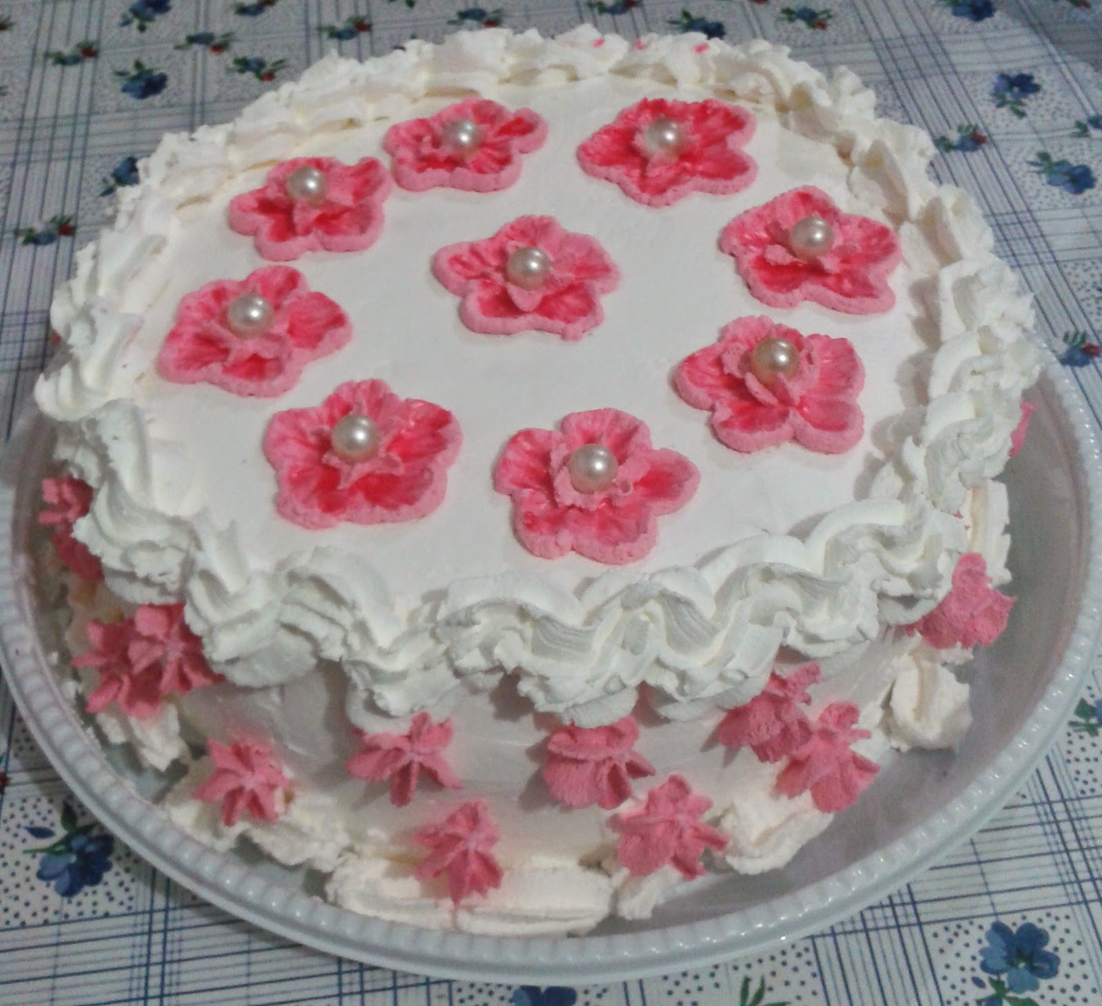 BOLO CONFEITADO COM CHANTILLY
