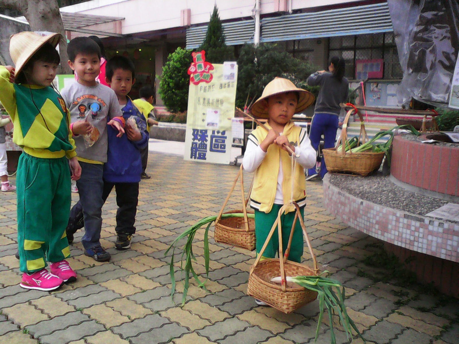 幸福來自於勤於事、誠待人、善心念: 1030407_week09_志清週報_志清歡樂兒童節之上課變下課的穿越時空趣味童玩體驗學習活動