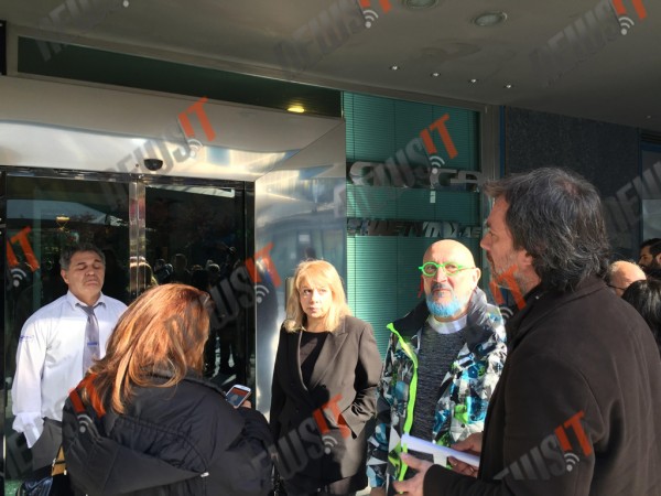 ΟΛΟΙ ΕΞΩ ΑΠΟ ΤΟ ΜΕΓΚΑ: ΑΠΛΗΡΩΤΟΙ ΗΘΟΠΟΙΟΙ, ΤΕΧΝΙΚΟΙ, ΣΕΝΑΡΙΟΓΡΑΦΟΙ ΚΑΙ ...