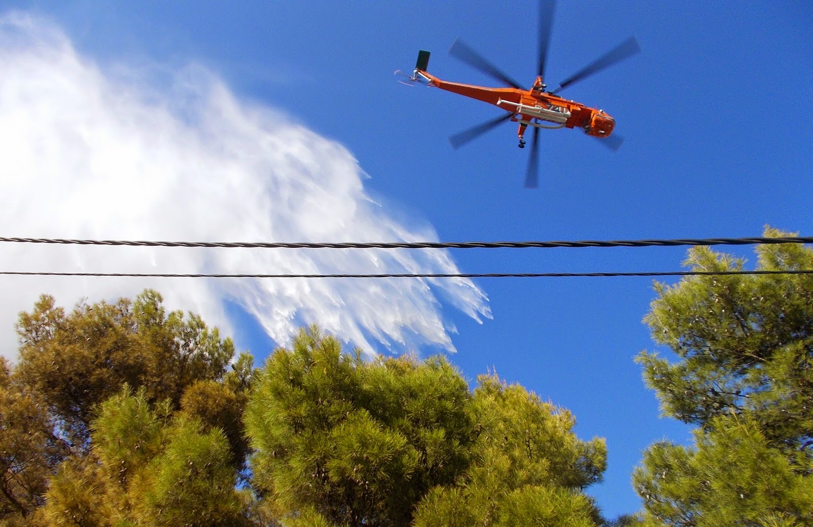 ΕΙΔΗΣΕΙΣ ΚΑΙ ΓΕΓΟΝΟΤΑ: ΕΚΤΑΚΤΟ ΦΩΤΙΑ ΑΠΕΙΛΕΙ ΣΠΙΤΙΑ ΣΤΗ ΡΑΦΗΝΑ (Ν.ΒΟΥΤΖΑ)