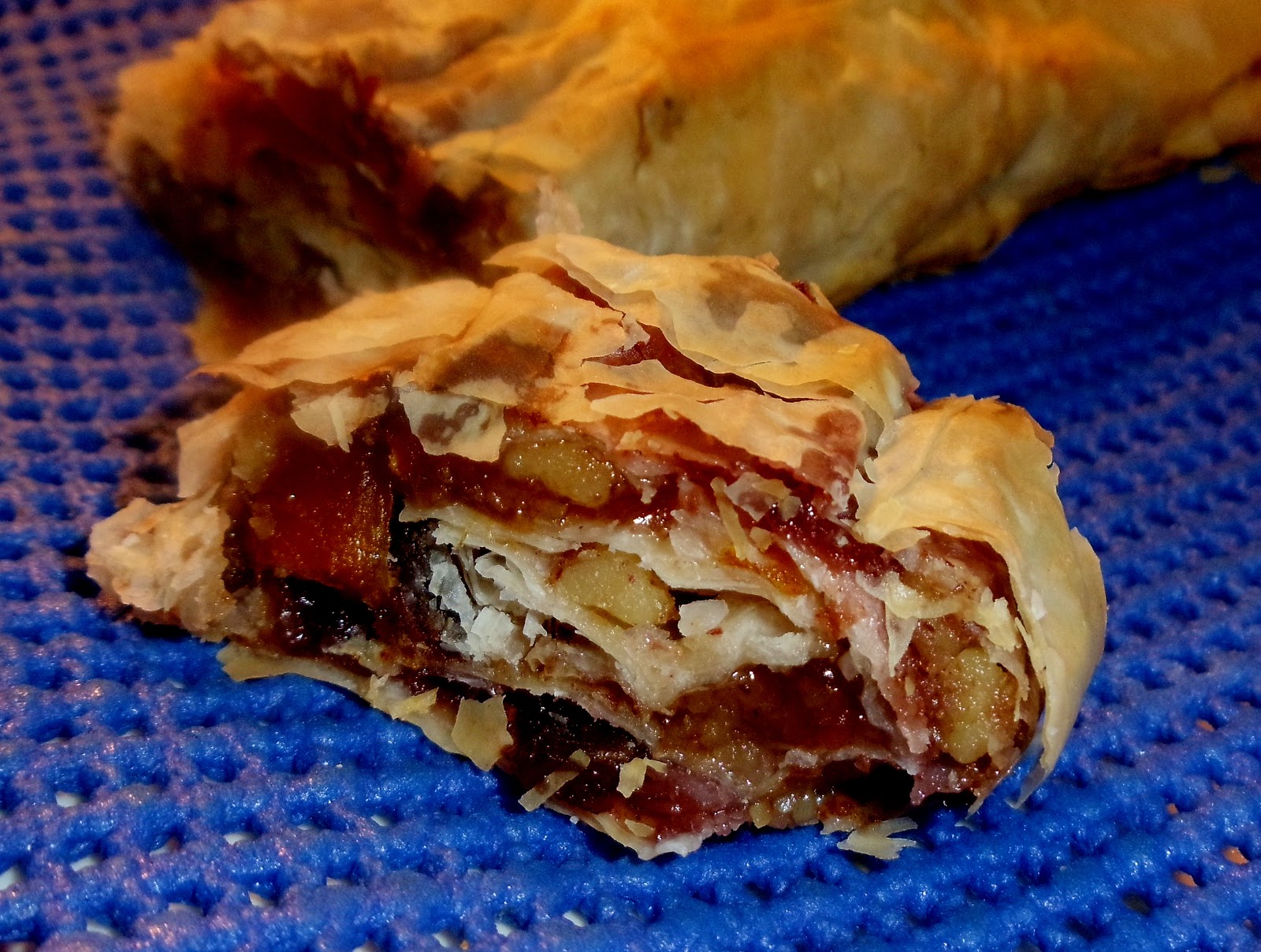The Messy Eater: The amazing GOOEYNESS of Coconut Jam Fruit Nut Roll