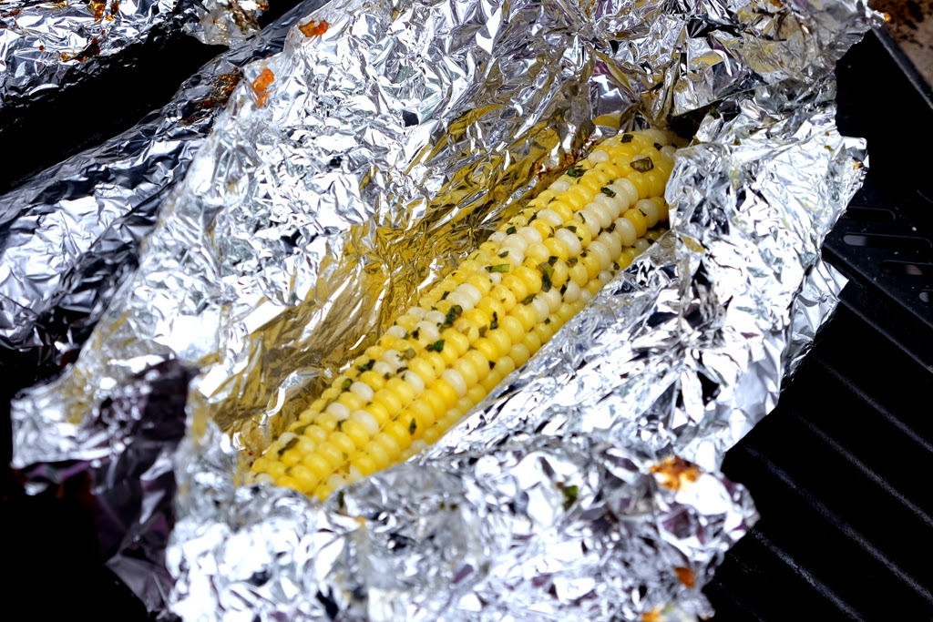 Carotte & Lychee: Recette : Maïs grillé au BBQ au beurre de basilic