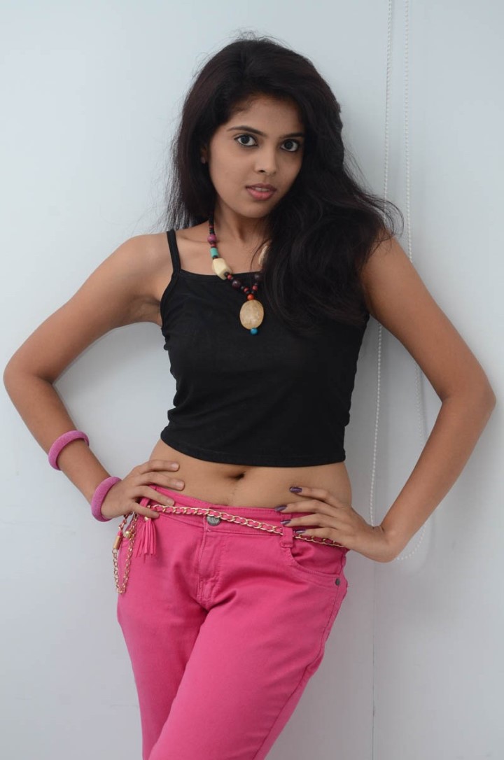 Actress Shravya Expose Deep Navel in Jeans and Top - ACTRESSMAIL