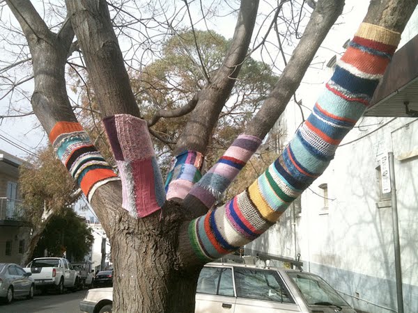 Gardenique: yarn bombing