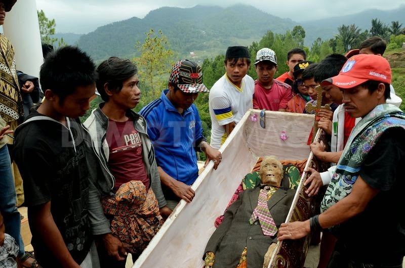 BloGila: RITUAL MA'NENE DI TORAJA SULAWESI SELATAN