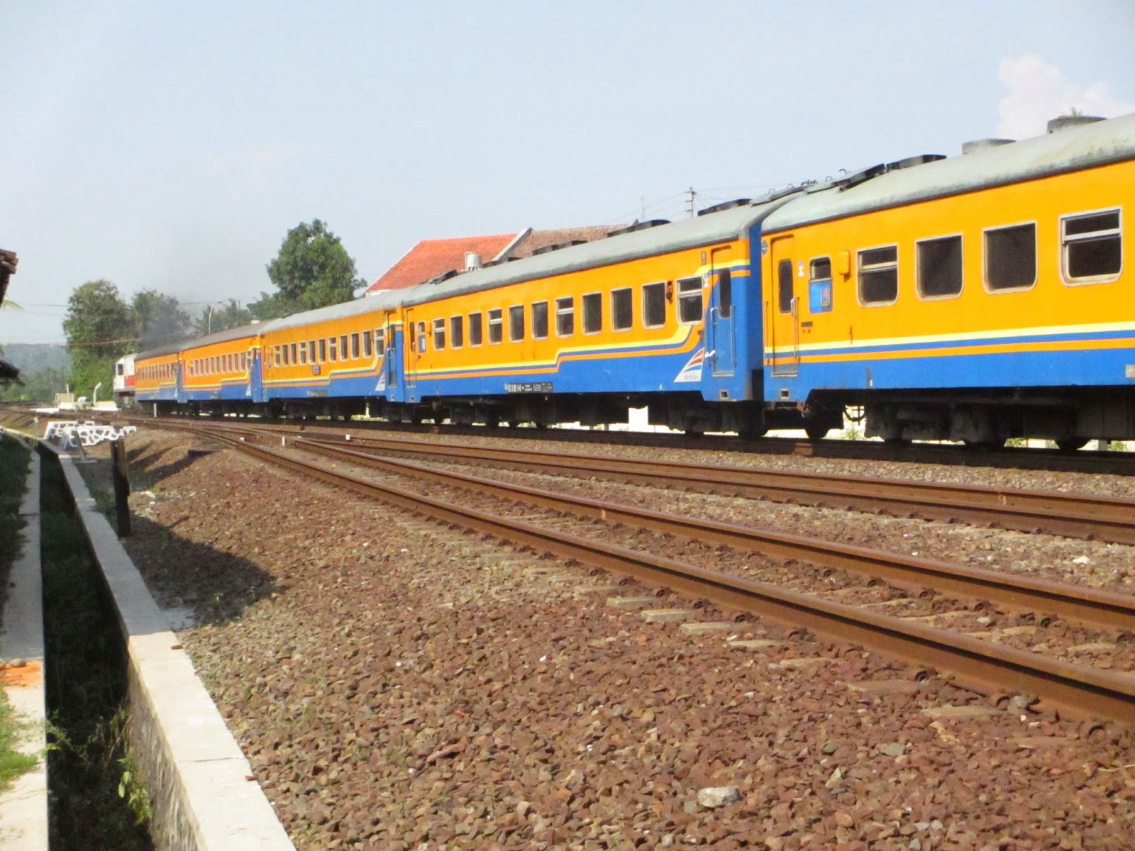 Kereta Api Indonesia: Jalan-jalan ke Stasiun Wates (Full Foto)