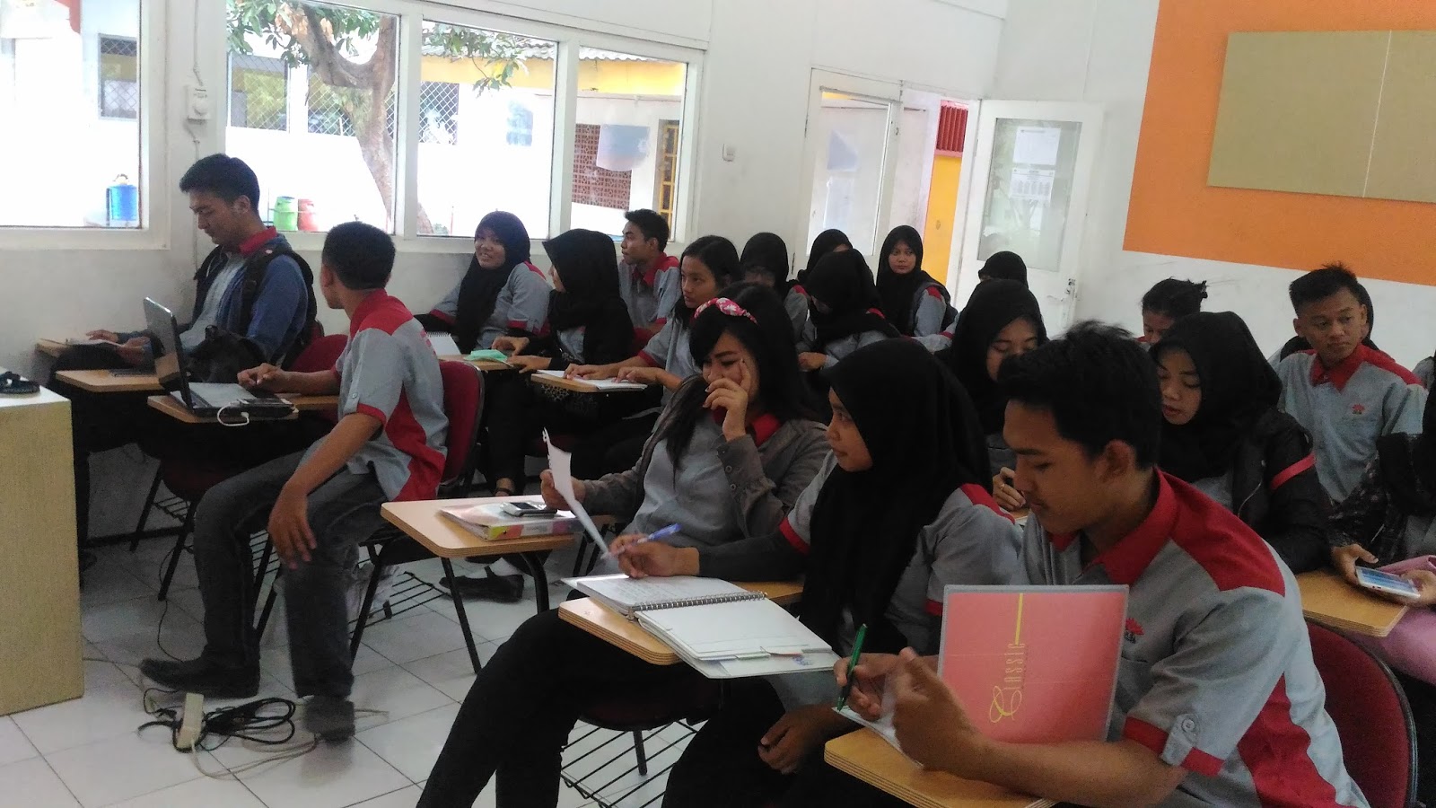 Kegiatan Belajar Mengajar Mahasiswa Otomasi Perkantoran AKSI ~ Share