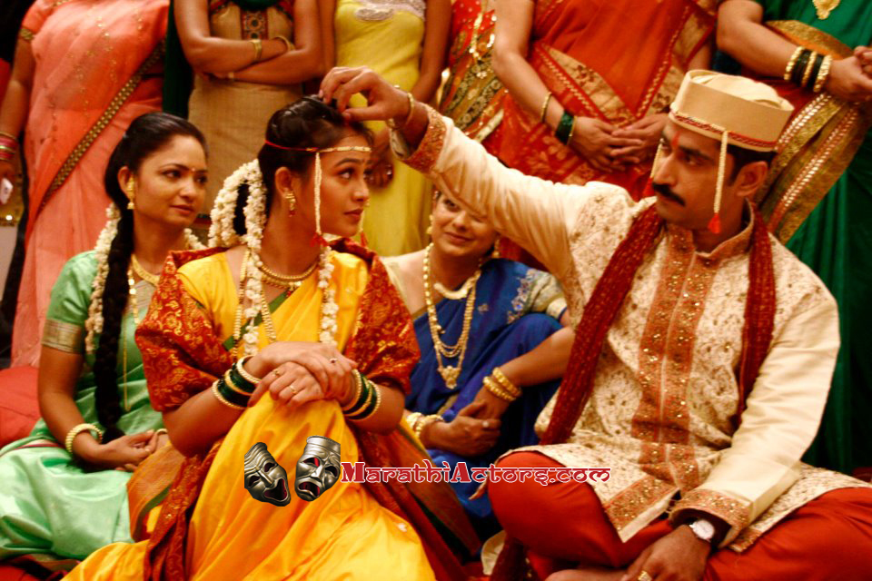 marathi actor and actress: Tu Tithe Mee actress mrunal dusanis photos