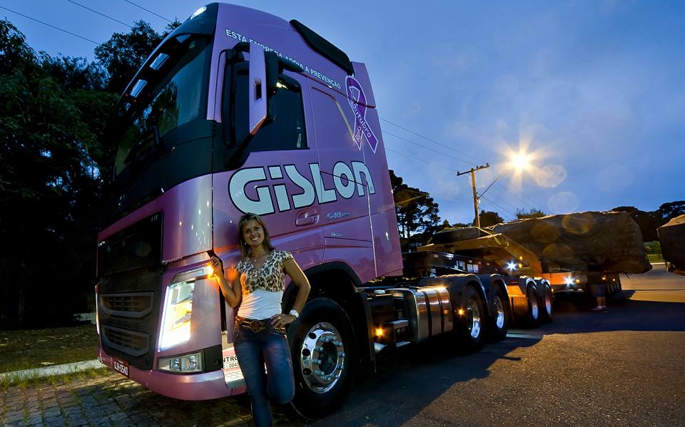Caminhoneira catarinense dirige o primeiro Volvo FH rosa