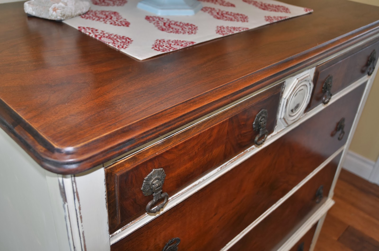 Sweetly Chic: Classy Little Dresser.