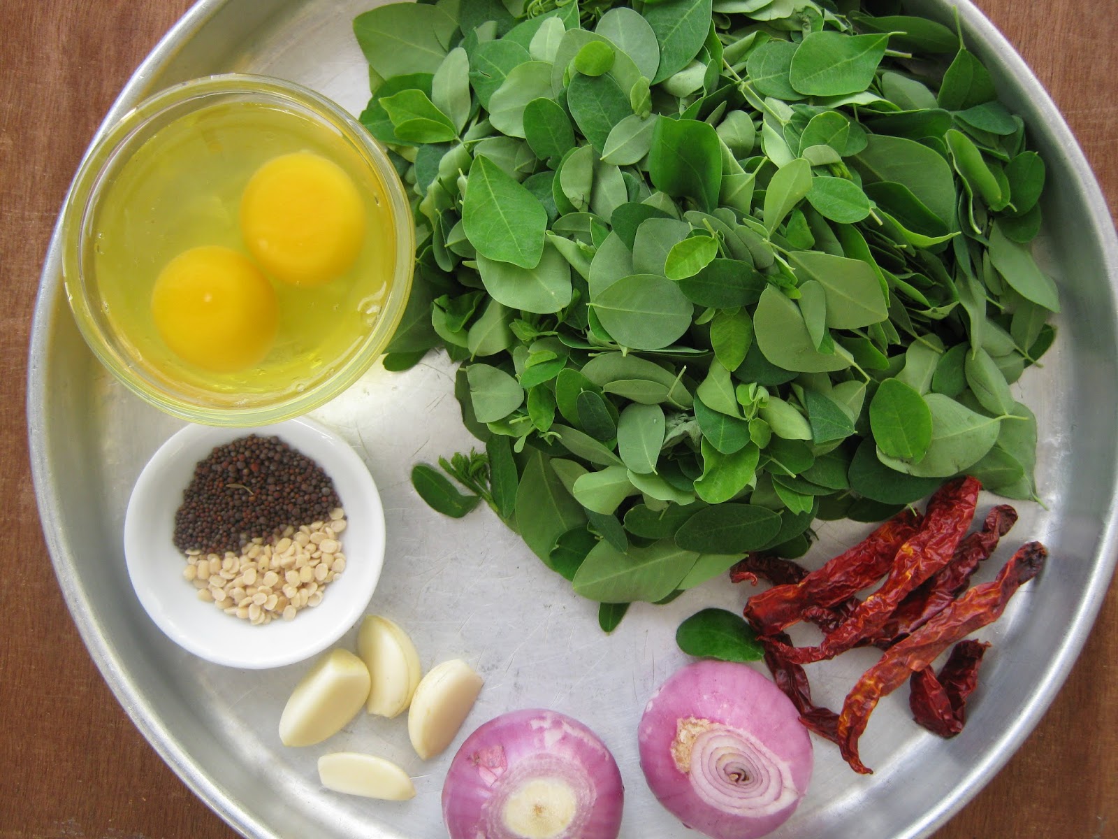 DAUN KARI Masakan Malaysia.....: DAUN MUNGGAI GORENG TELUR