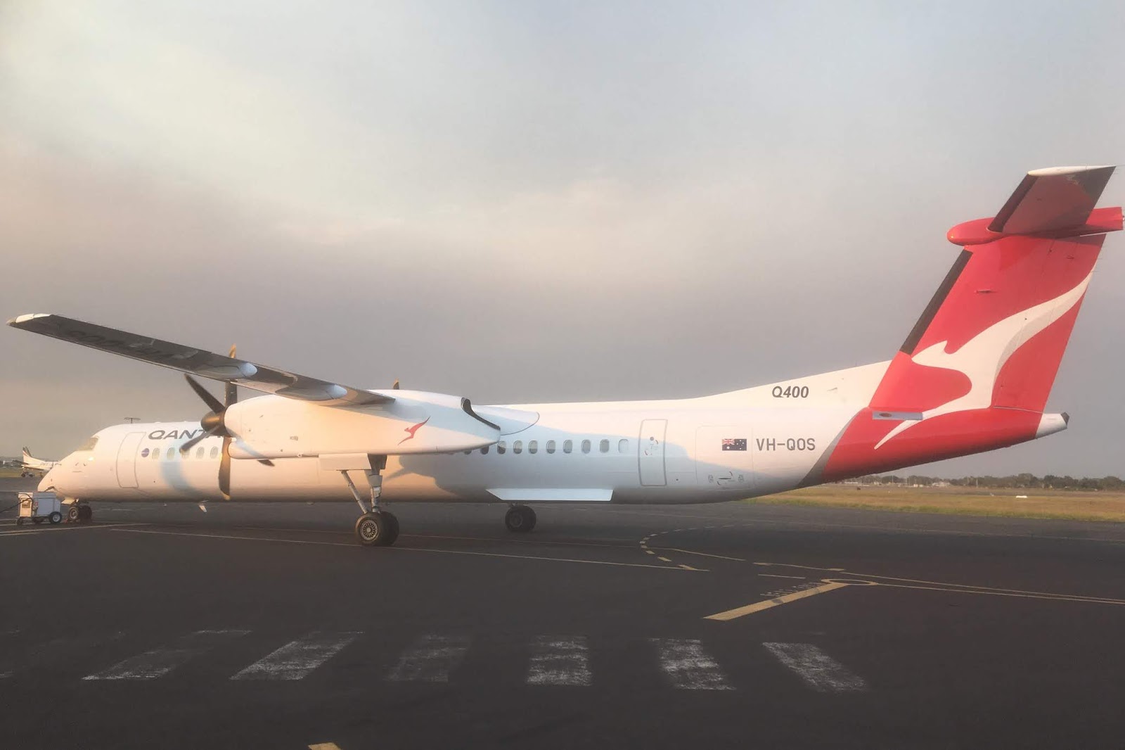 Central Queensland Plane Spotting: QantasLink Dash-8-Q400 VH-QOT Calls ...