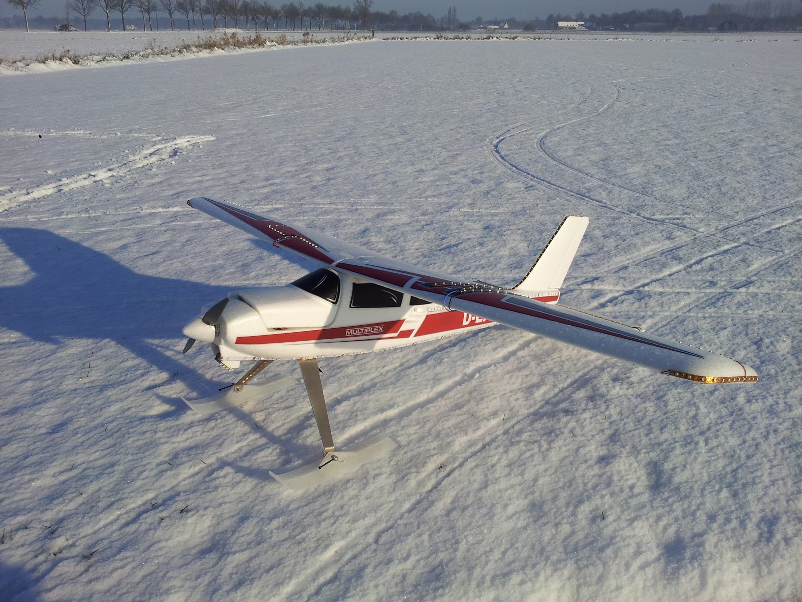 RC Thoughts: Multiplex Mentor op ski's