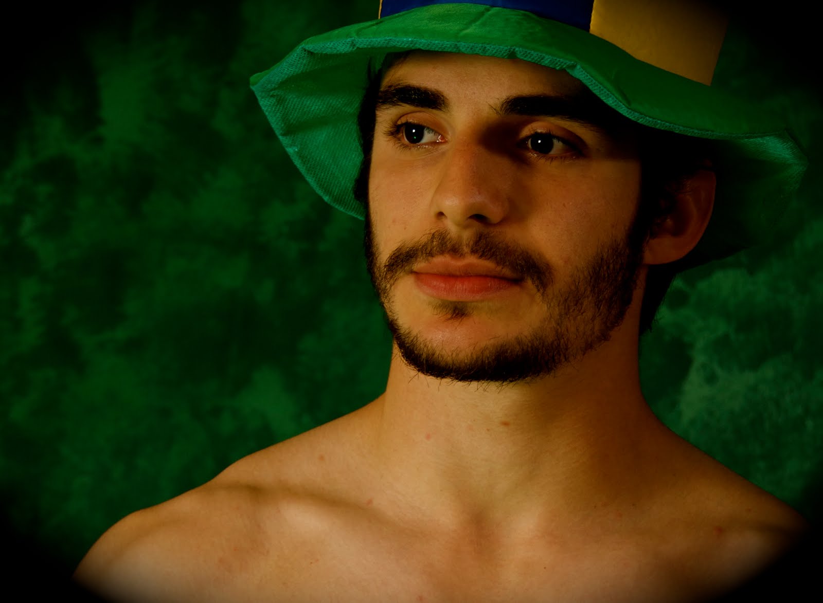 Selo Fotográfico: LUZ e FOCO: Gabriel Motta em verde e amarelo