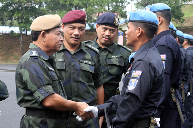 UTK (Red Beret) & VAT-69 (Sand Beret) | Sejarah ILMU DAN PENGETAHUAN