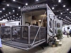 Dizzy's Wanderings & Wonderings: Wondering About RVs with Back Porches.