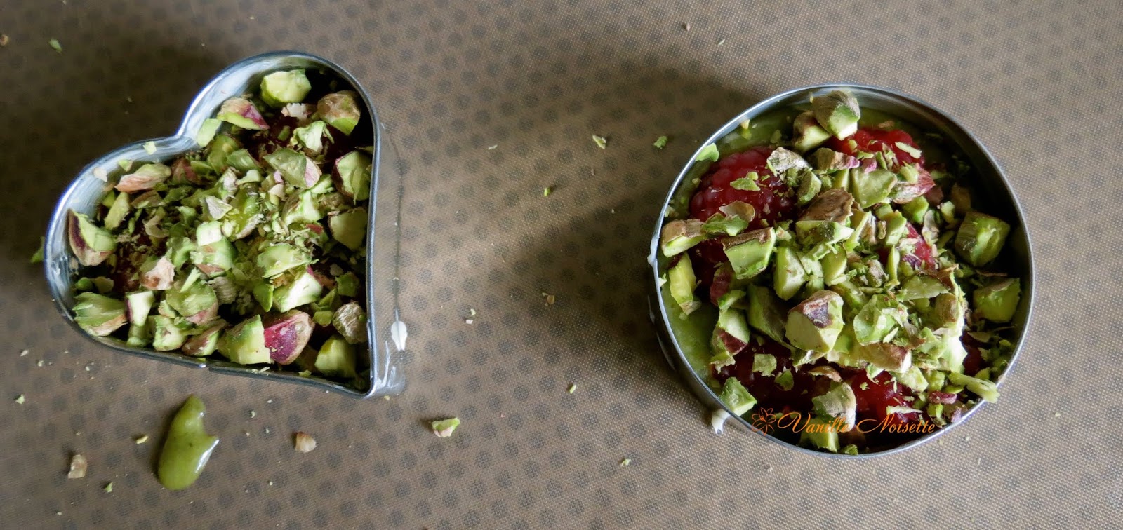 Vanille Noisette : ENTREMETS FRUITS ROUGES ET PISTACHE