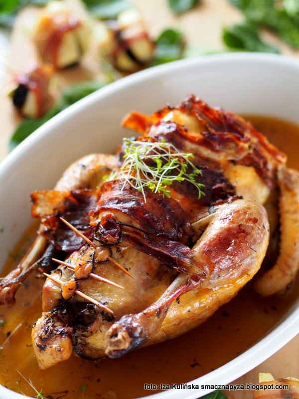 Najlepsza perliczka pieczona, z jabłkami i boczkiem | Smaczna Pyza