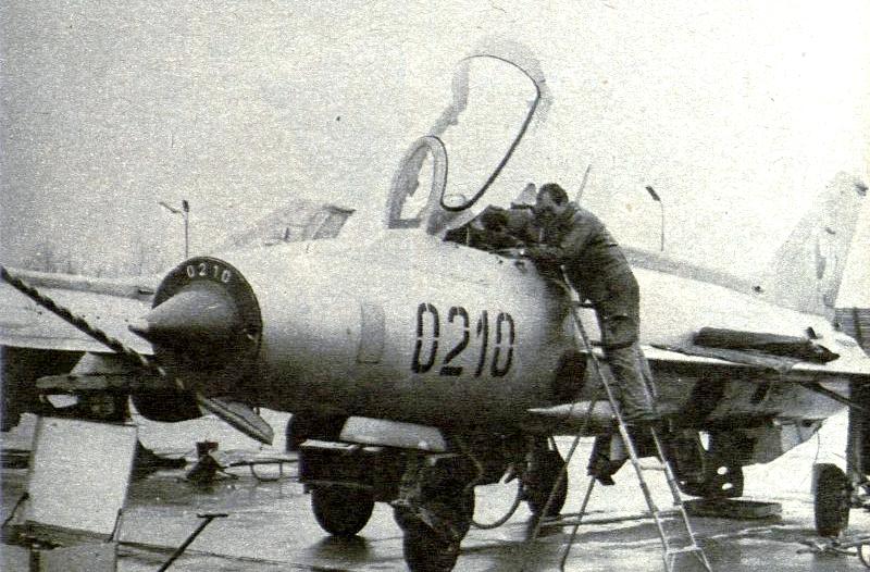 DerranNL: Short Movie: Old Jet Fighter (MiG-21 F-13)