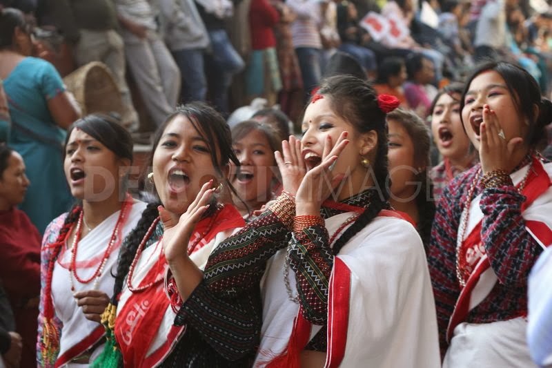 Newa Mirror: Newari beauty in tradational costumes
