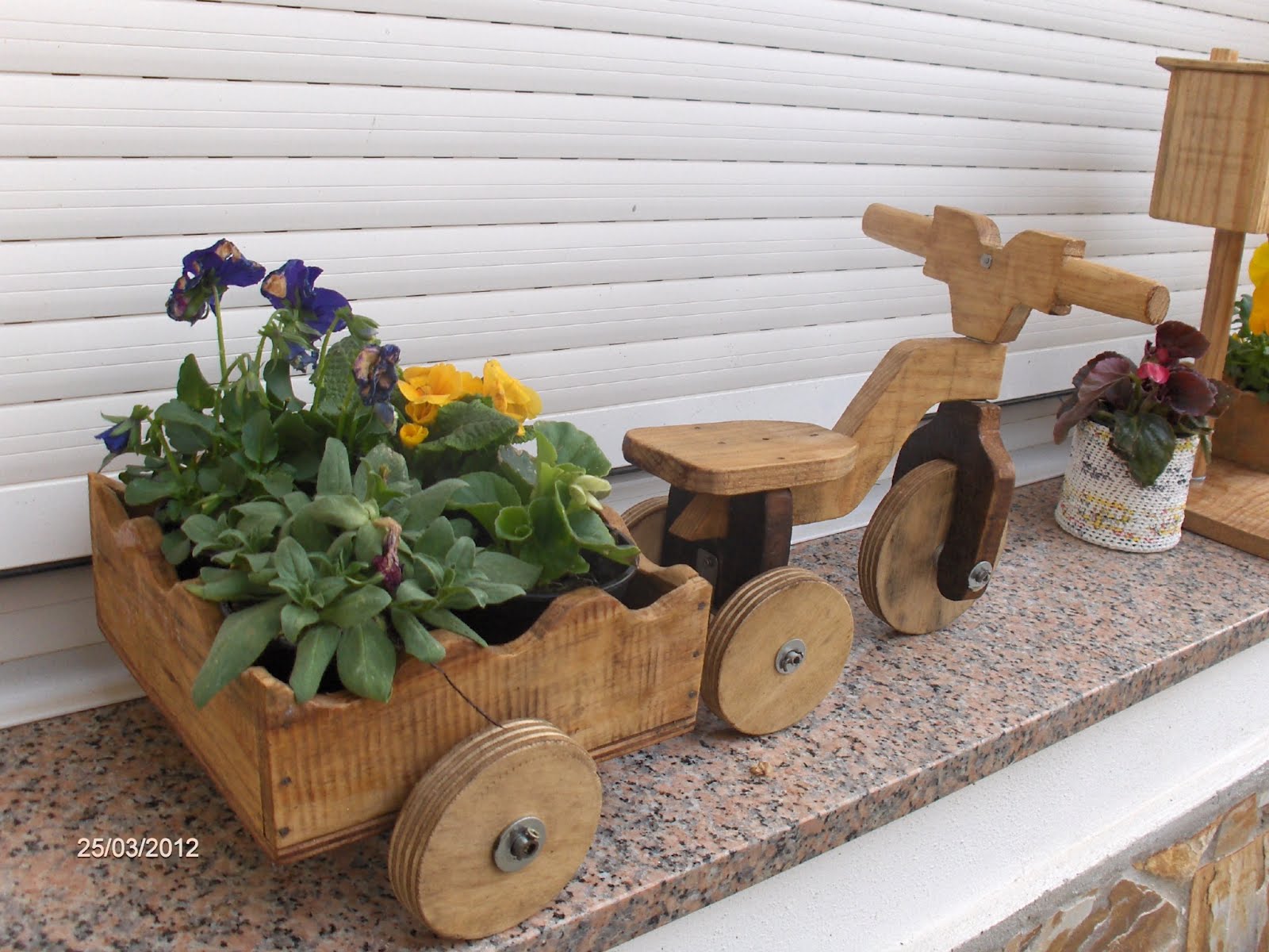 Aprendiz: artesanía en madera para decorar con plantas