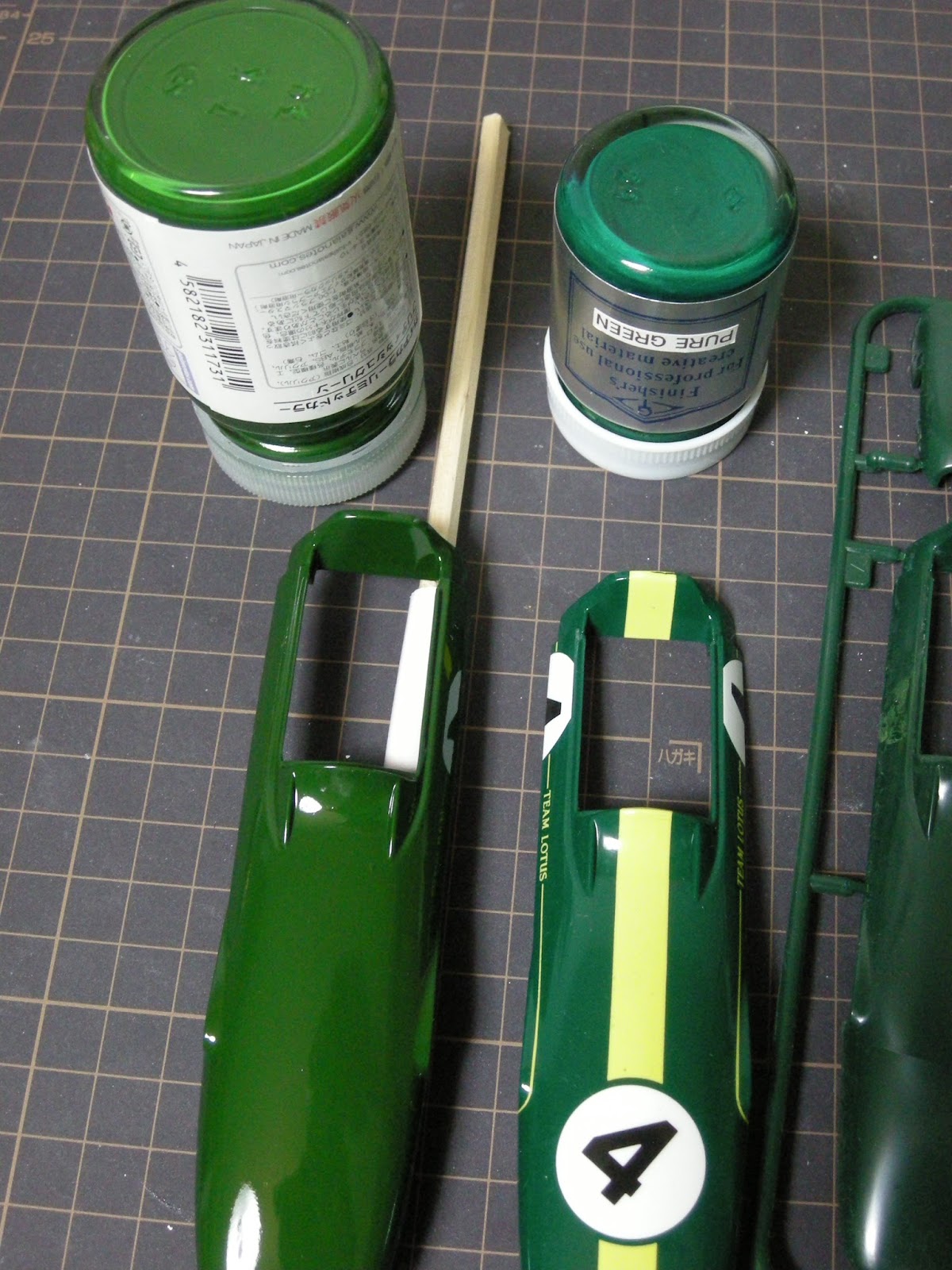 模型と時間: プラモデルにおけるロータスF1・ブリティッシュ・グリーン塗装の塗料選択について