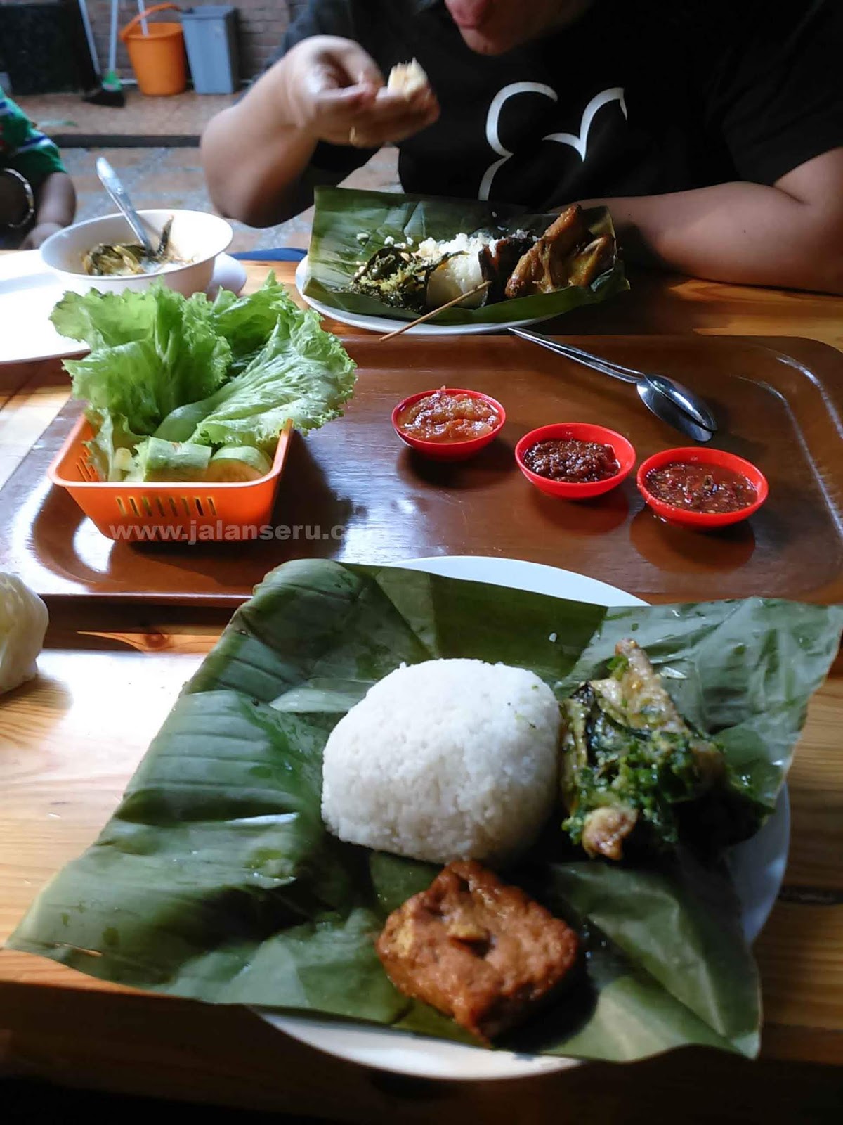 Makan Makanan Khas Sunda Di Rumah Makan Warung Nasi Ampera - Jalan Seru