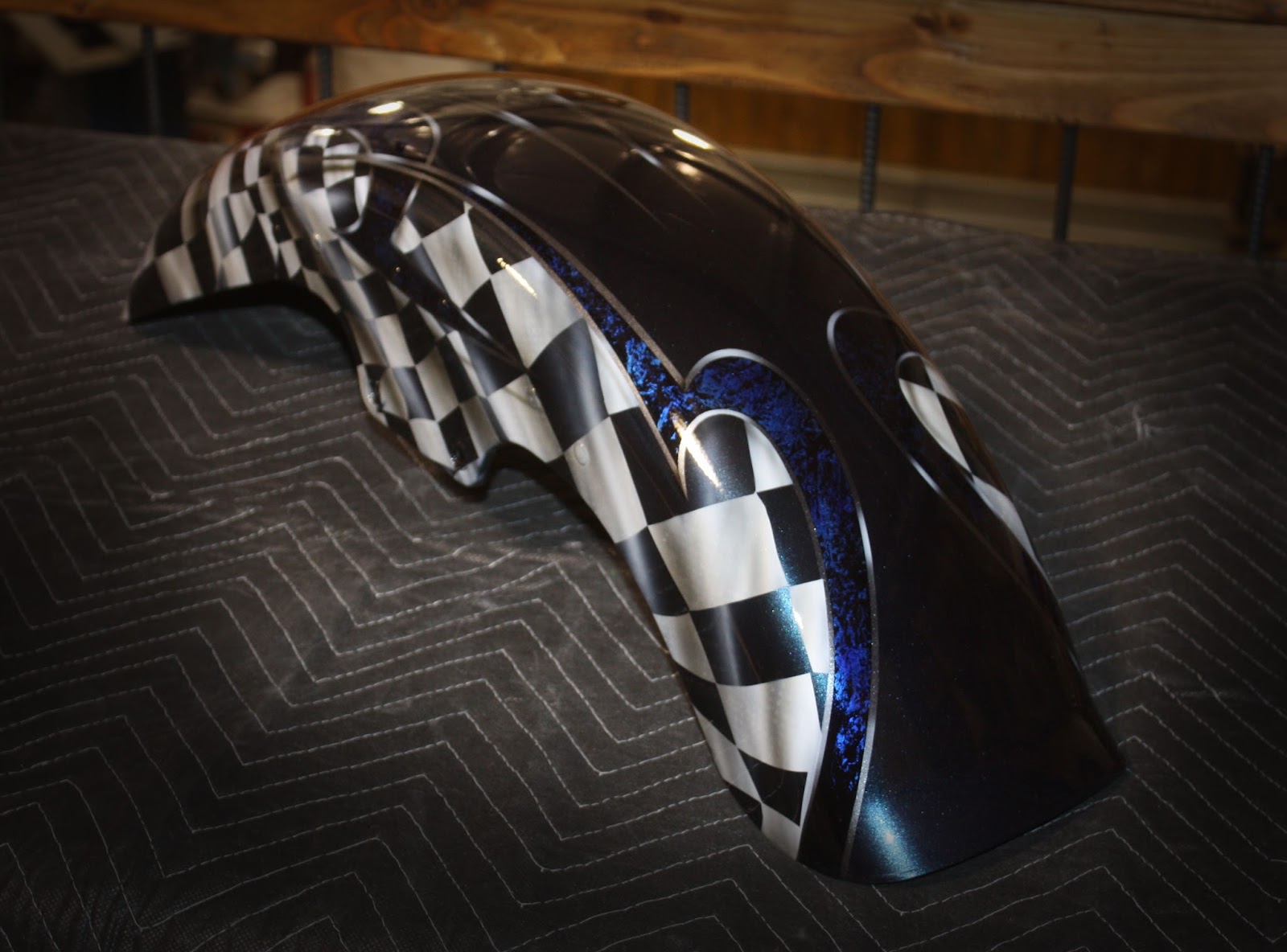 Online Motorcycle Paint Shop: Checkered flag with 3D blade graphic