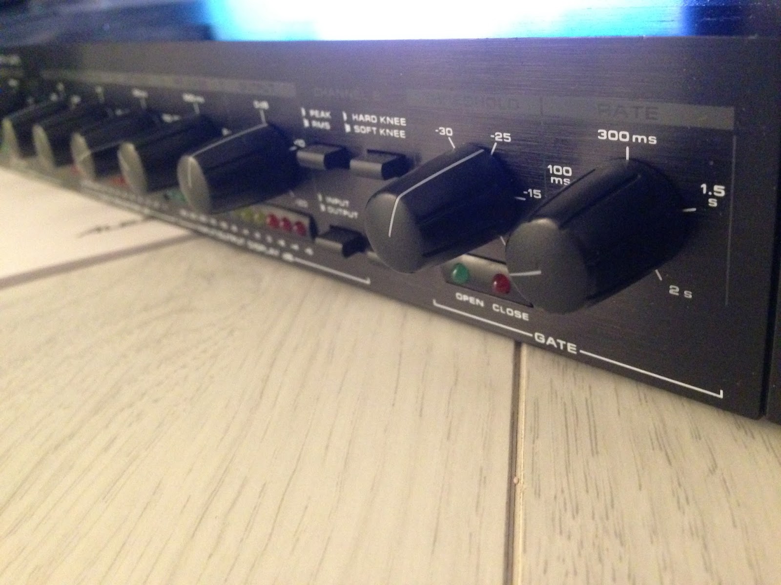Infrequent Sound [sex.tex] technology: Alesis 3630 Compressor RMS/Peak ...