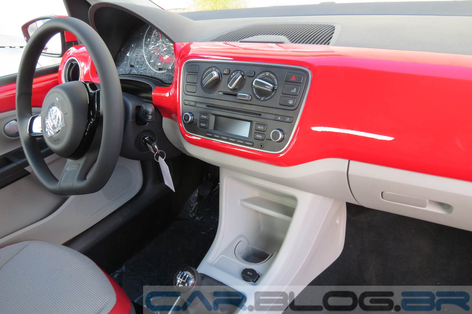 Volkswagen up! - detalhes do interior em fotos e vídeo