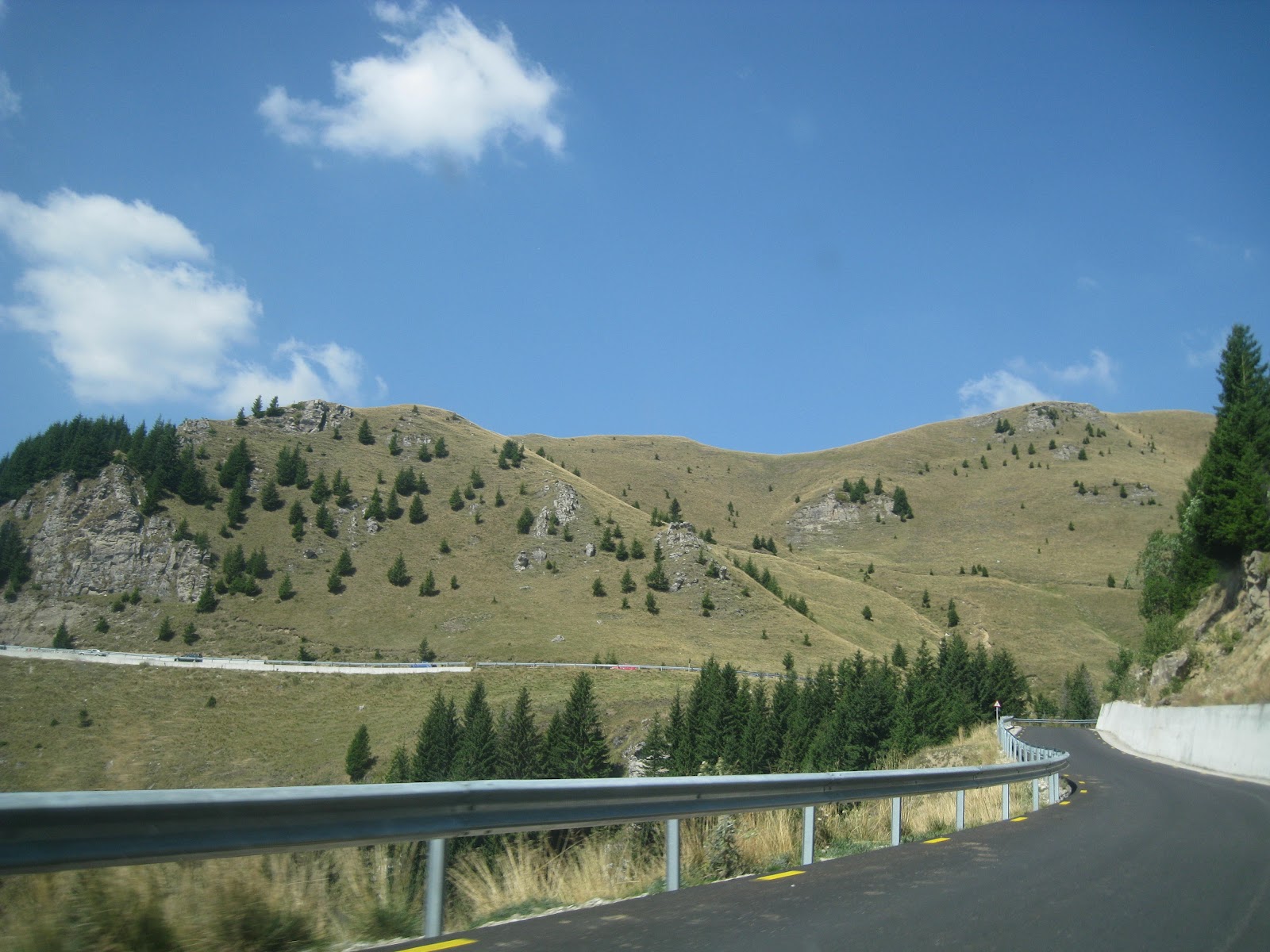 Impresii de calatorie: Drumul Transbucegi, Cabana Dichiu, Lacul Bolboci ...