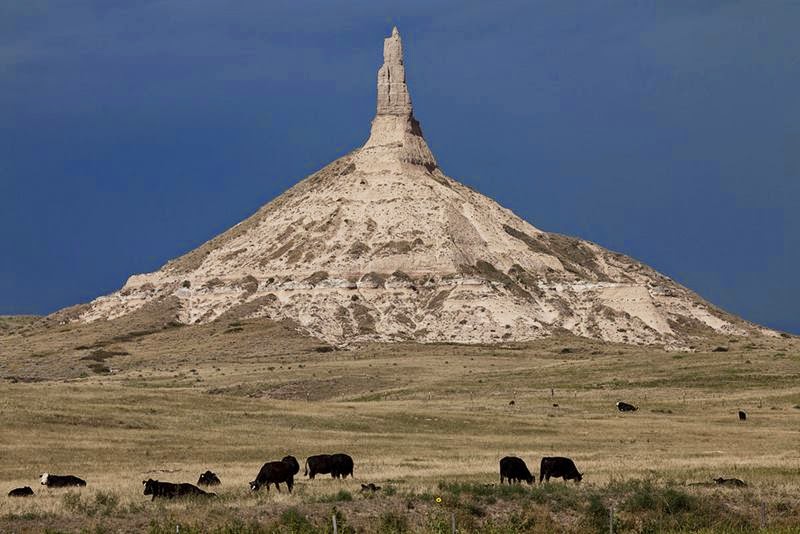 Chimney Rock, The most picturesque landmark along the Oregon trail in ...
