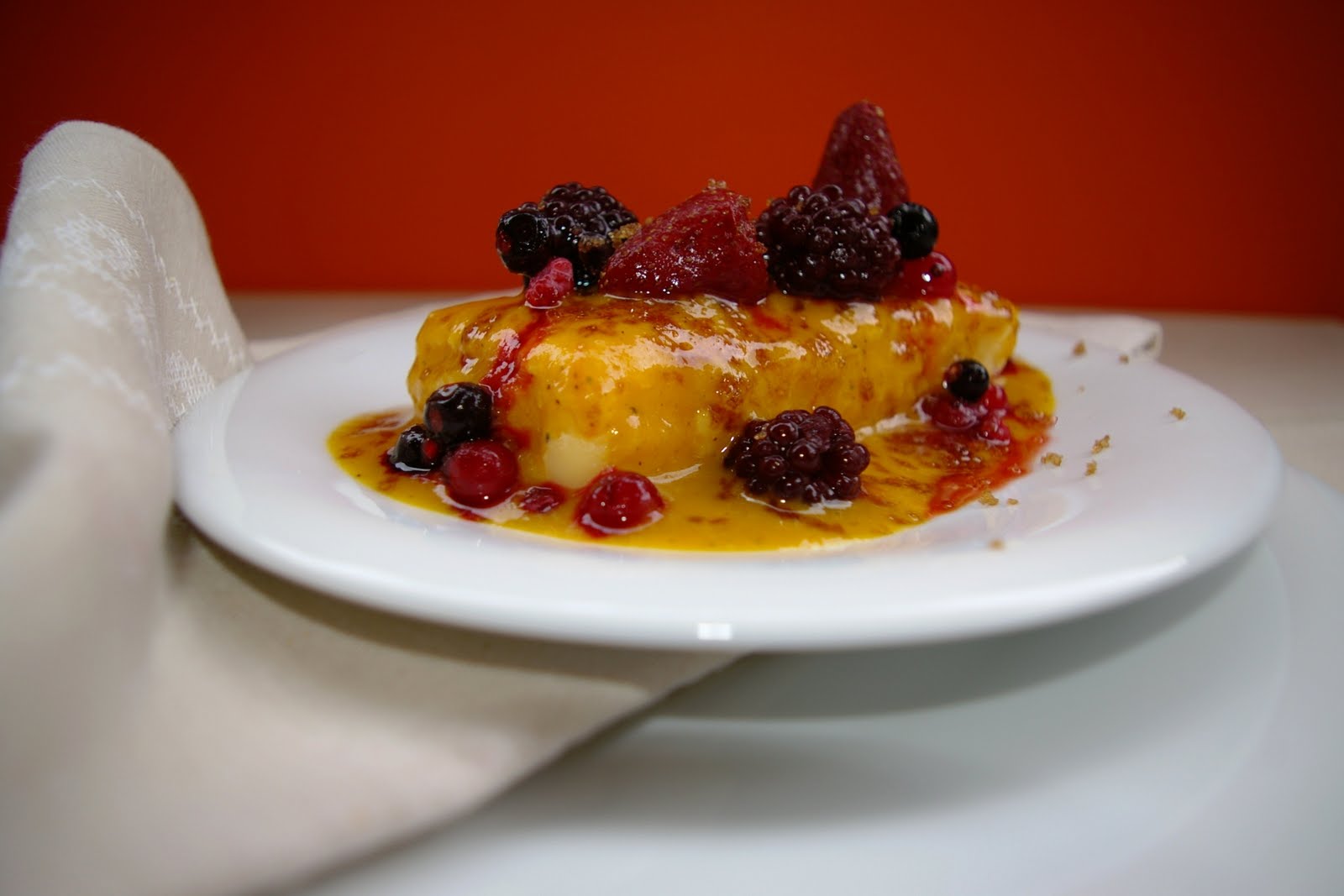 LA COCINA DEL ALMA: FLAN CON FRUTAS ROJAS Y SALSA DE FRUTA DE LA PASIÓN