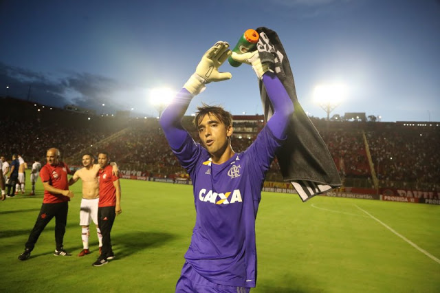 César volta a brilhar e cai nas graças da torcida do Fla: "Ave, César!"