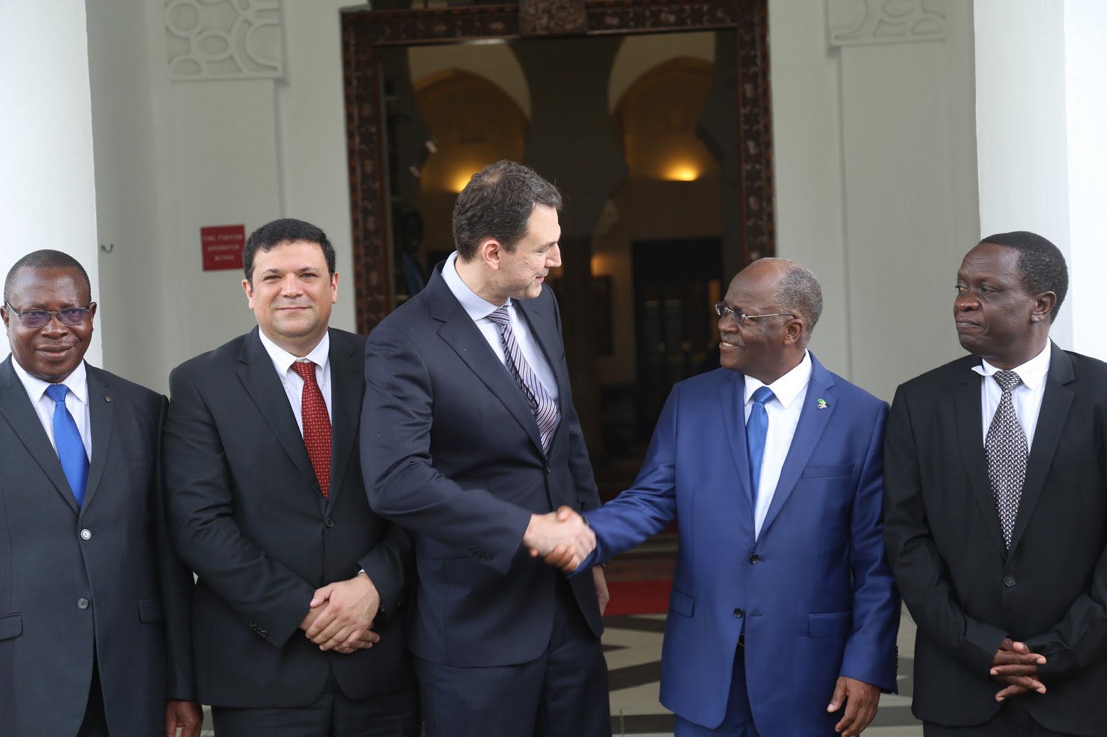 RAIS MHE. DKT. MAGUFULI AKUTANA NA KUFANYA MAZUNGUMZO NA WATENDAJI ...