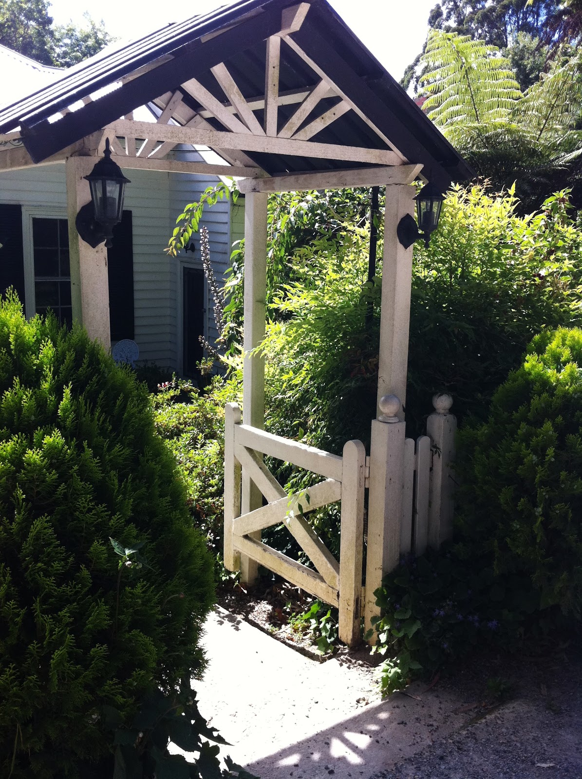 beautiful south: Country gate post 1