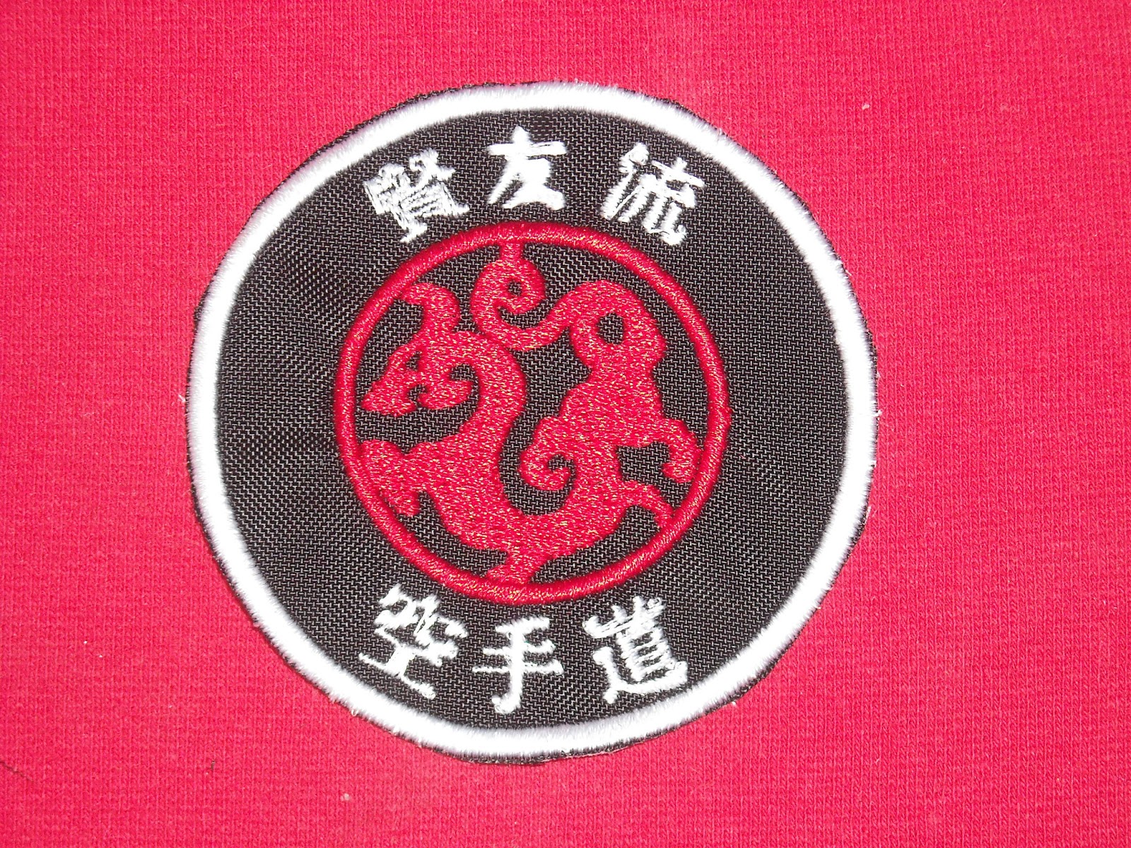 LOGHI RICAMATI SU ABBIGLIAMENTO SPORTIVO E ABITI DA LAVORO