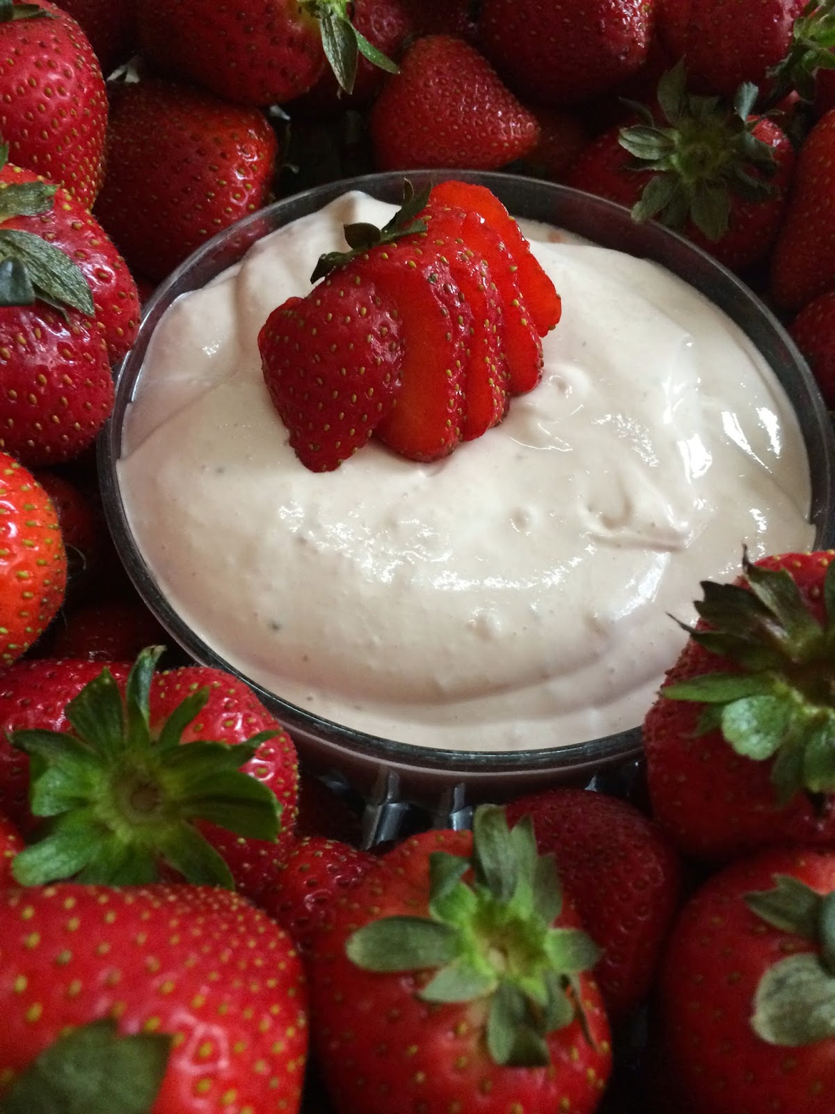 Little Magnolia Kitchen: STRAWBERRY DIP