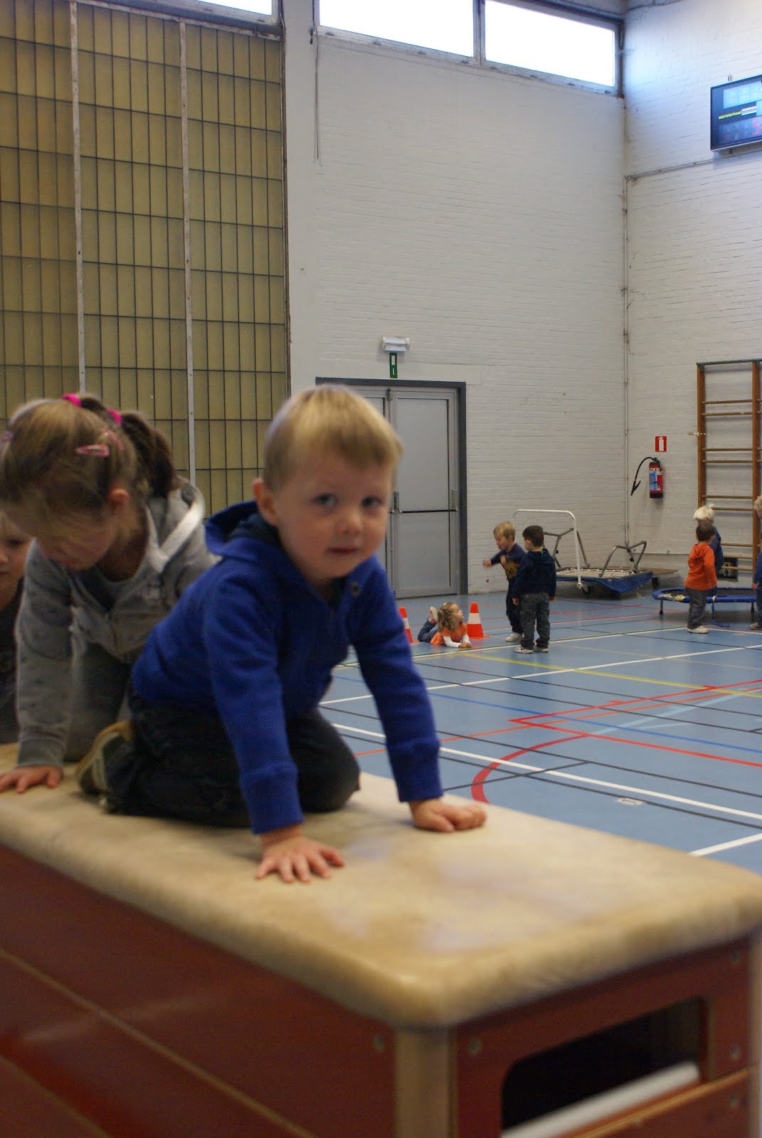 de pimpamkikkerklas: naar de turnzaal