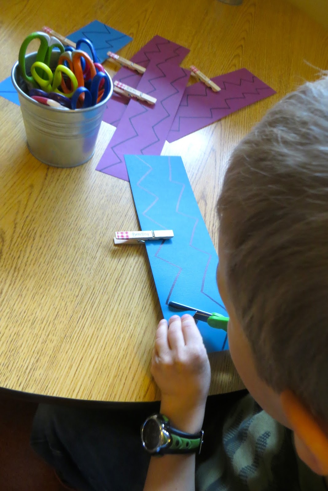 Ms. Sara's Preschool Blog: Learning Station - Zig Zag Cutting