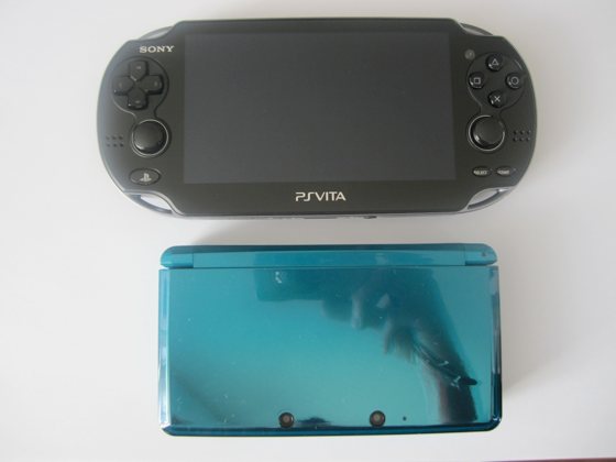 Handheld Addict: PS Vita size comparison