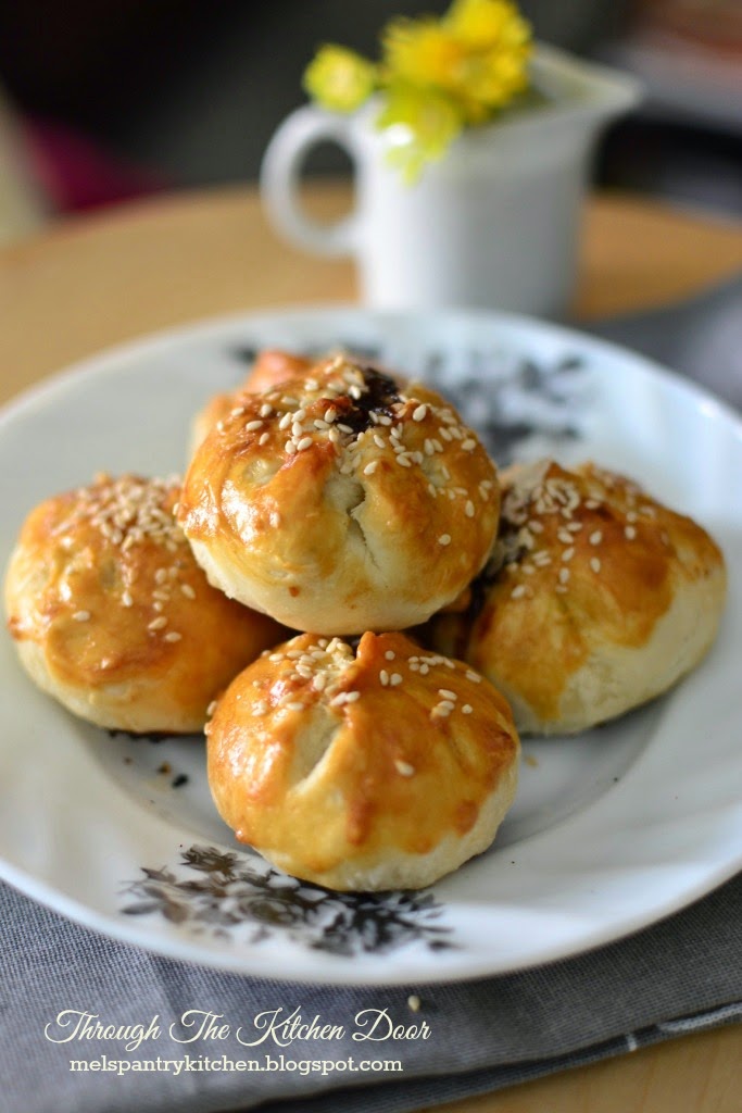 Through The Kitchen Door: Siew Bao / Flaky Chicken Buns