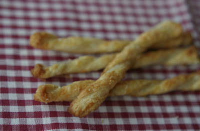 Butterdeigspinner med Parmesan(Parmesan puff pastry sticks) – Marias ...