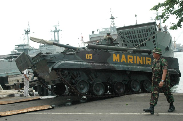 Teknologi Militer Indonesia: Tank BMP-3F Marinir Uji Coba Embarkasi Ke KRI