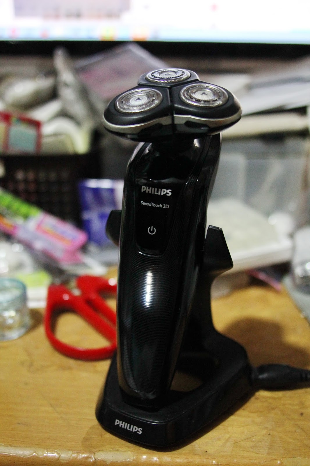 Philips RQ1250 電動鬚刨 SensoTouch 3D 逆貼面設計 刀頭可以隨意旋轉360度 - - SeeWide