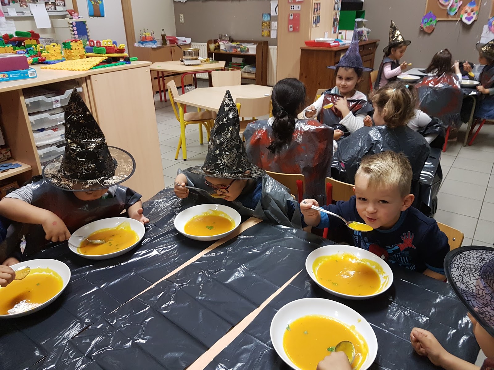 Europaschool - Kleuters - K3A: Thema heksen in het bos.