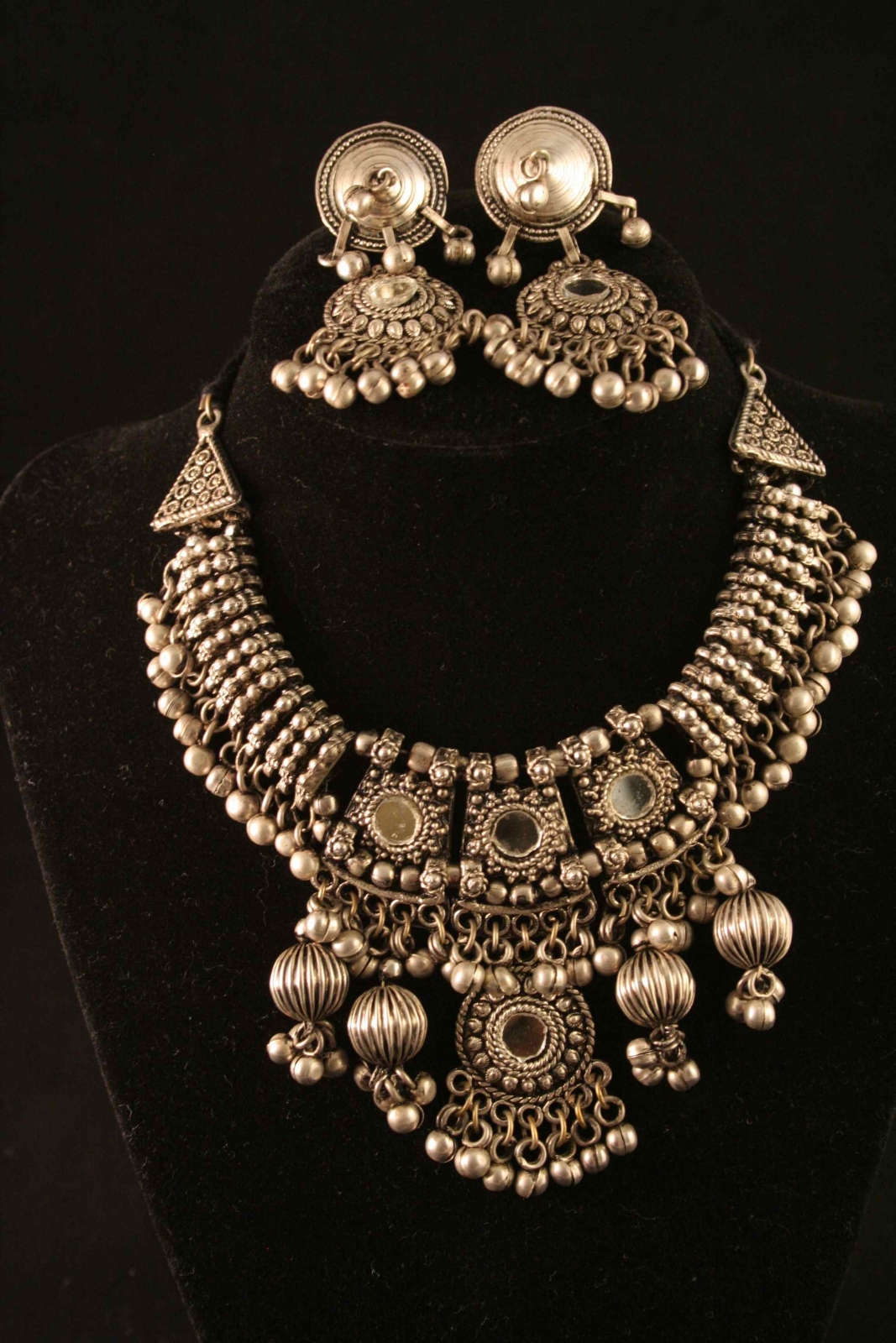 ANTIQUE SILVER JEWELLERY SET