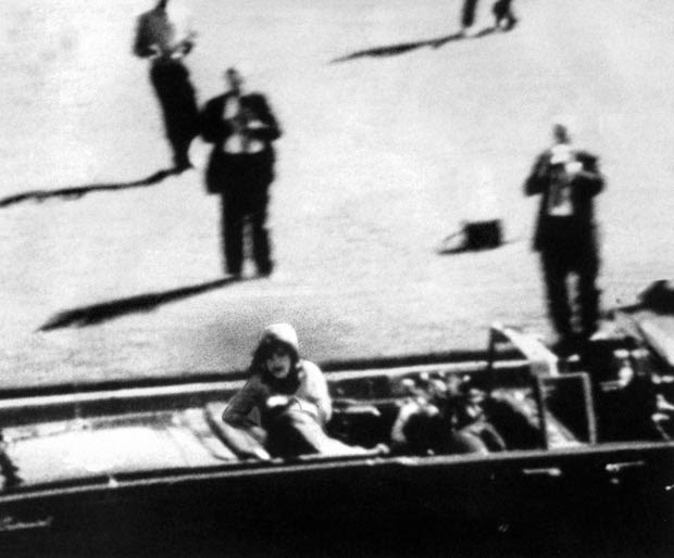 Jacqueline Kennedy Photographs: Jackie Right After JFK Assassination ...