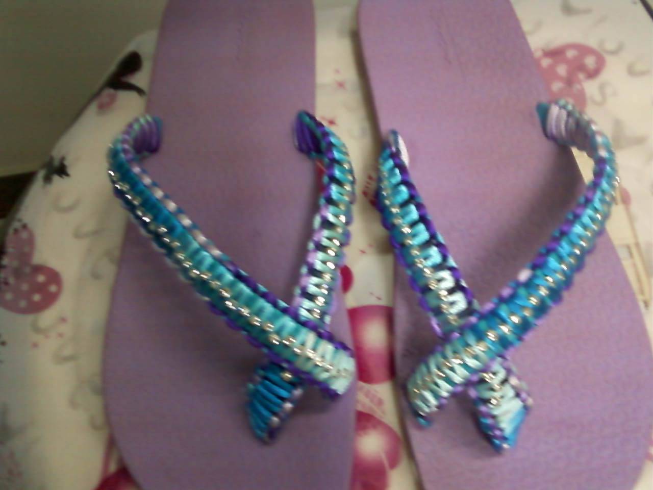 chinelas decoradas: chinelas con estrash