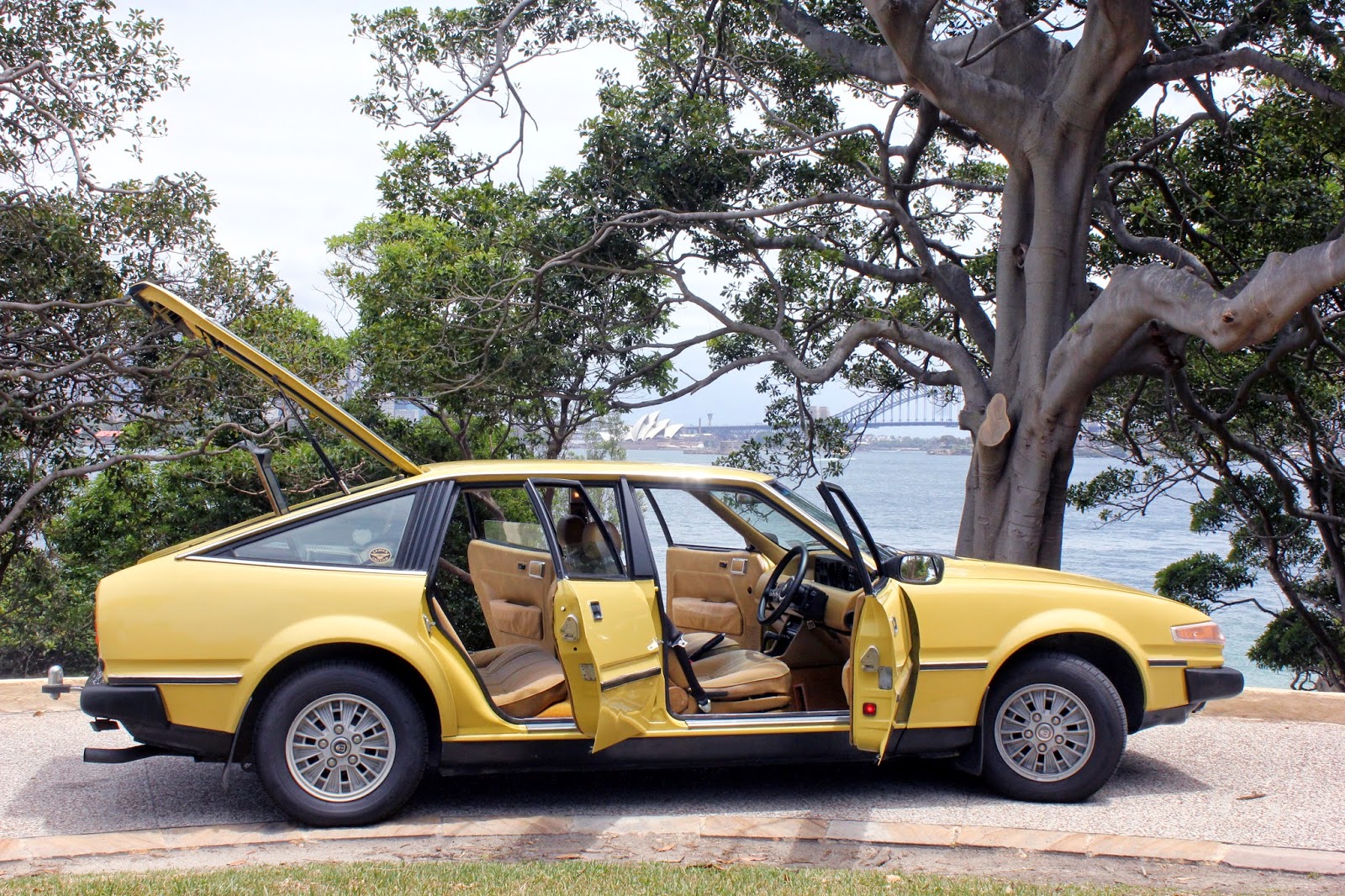 Aussie Old Parked Cars: Rover 3500 SD1 - European Car of the Year 1977